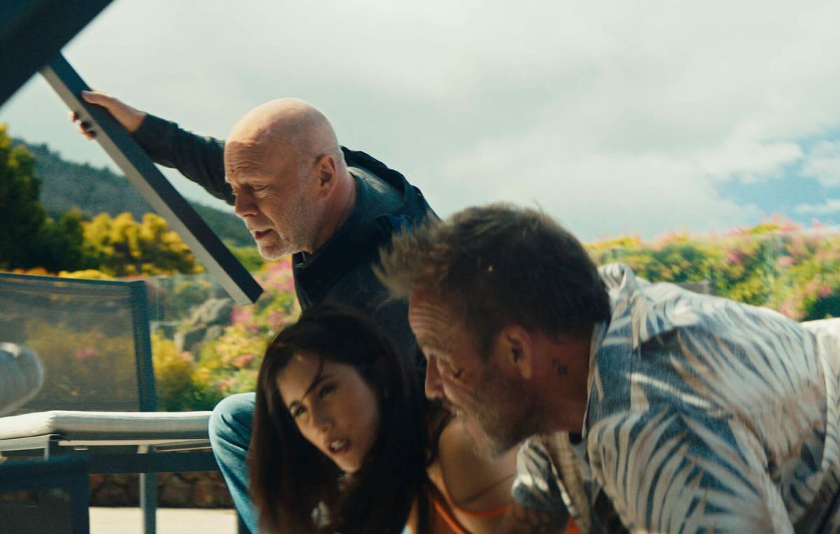 Crítica de “Un paraíso peligroso”, Bruce Willis y John Travolta a los ...