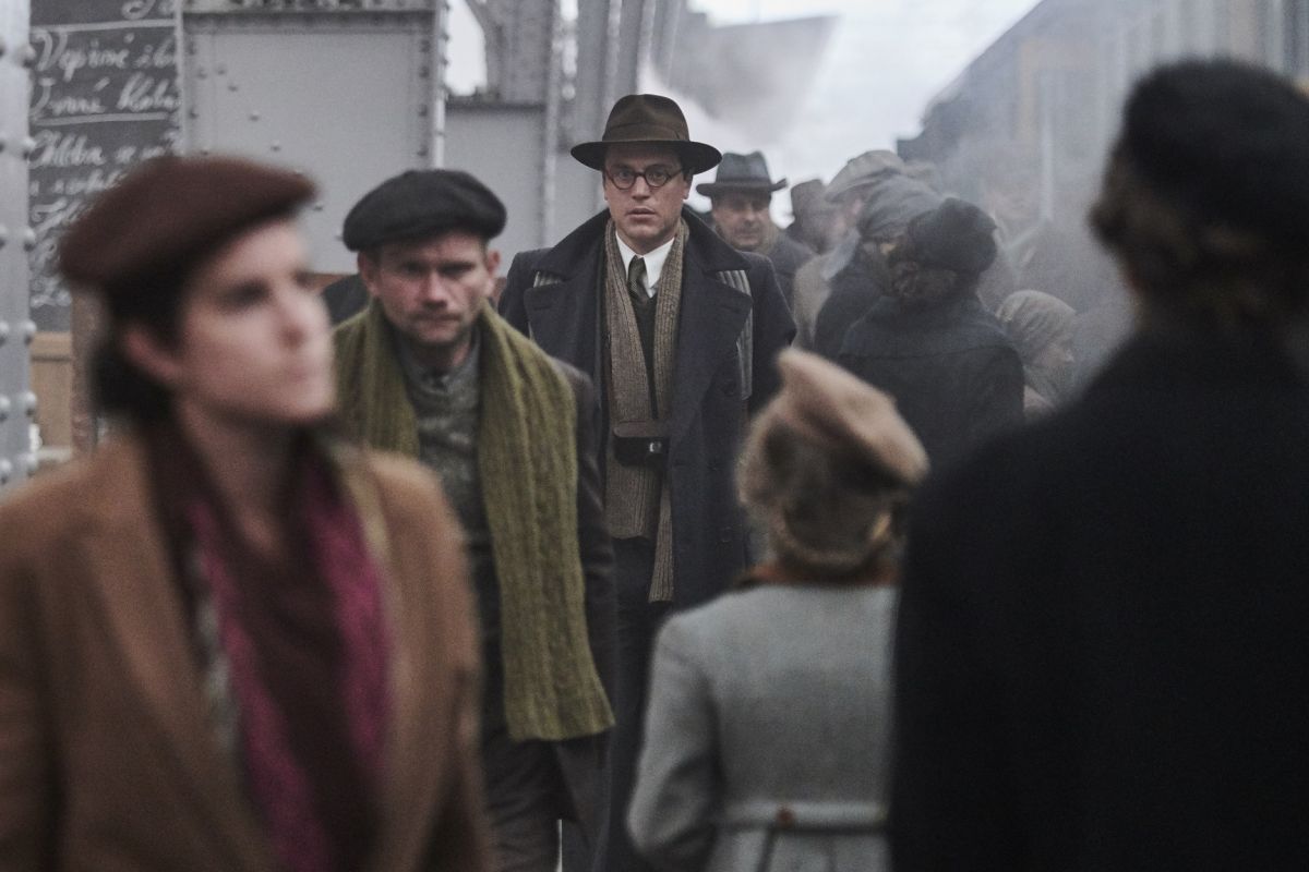 Crítica de “Lazos de vida”: Anthony Hopkins y la lista de Nicholas ...