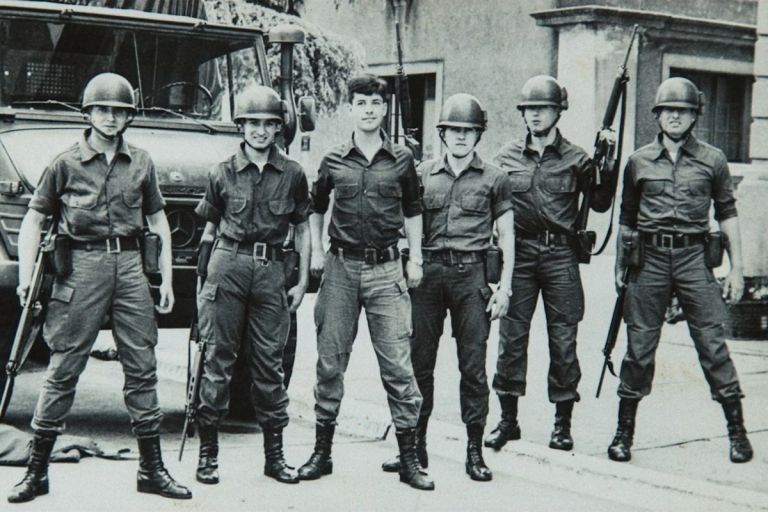 Crítica de "El cambio de guardia": Martín Farina y una grieta ...