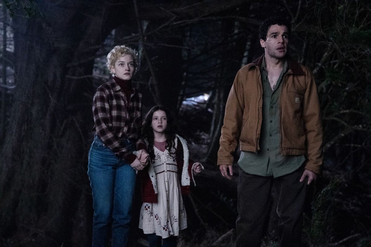 Crítica de “Hombre lobo”: Julia Garner y Christopher Abbott en un mito ...