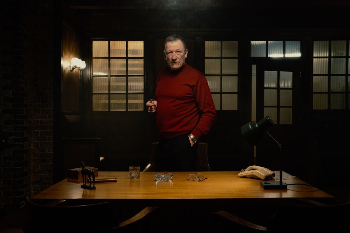 Crítica de “Tierra de mafia”: Tom Hardy, Pierce Brosnan y Helen Mirren ...